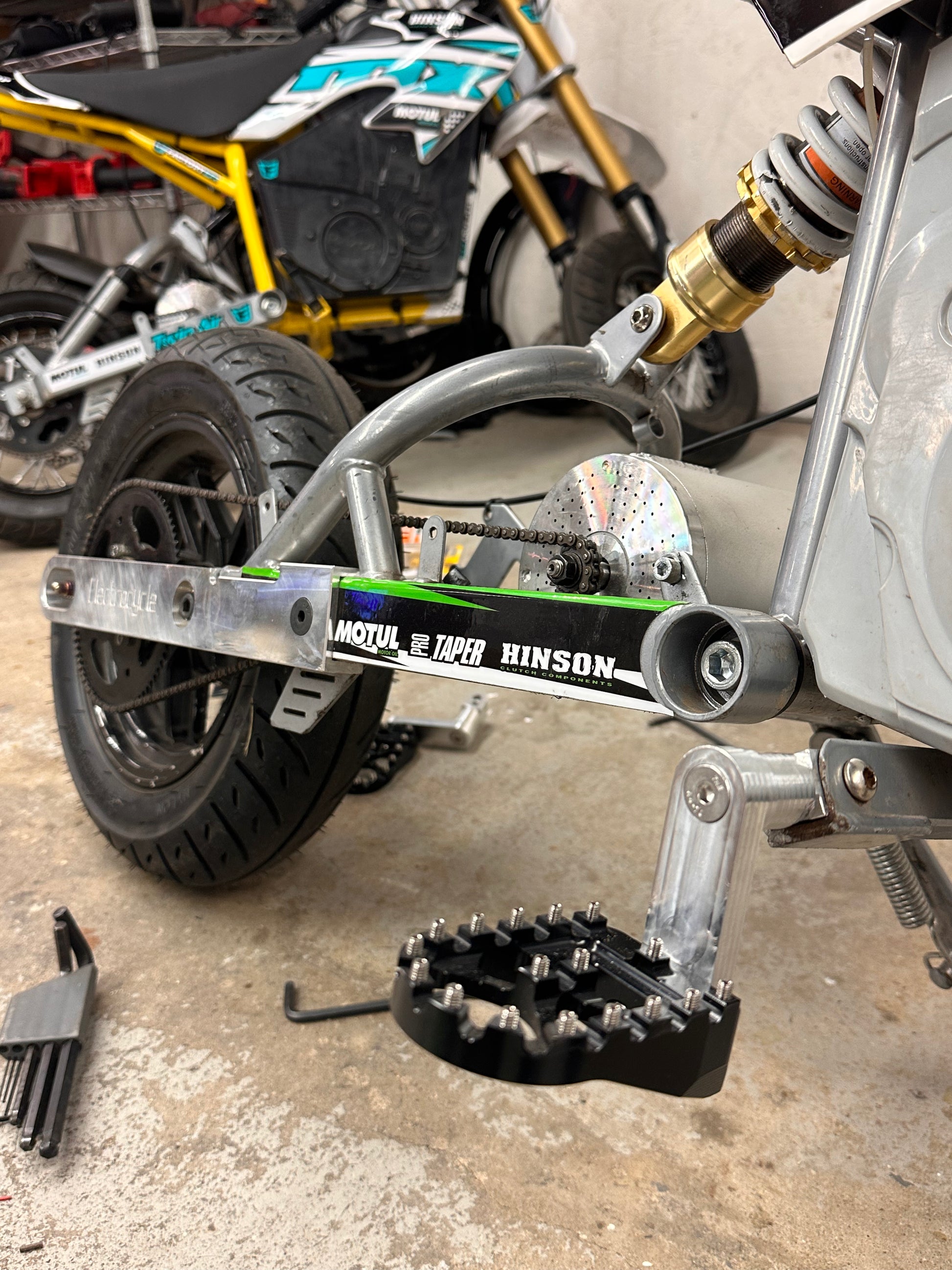 Drop pegs – Electrocycle garage